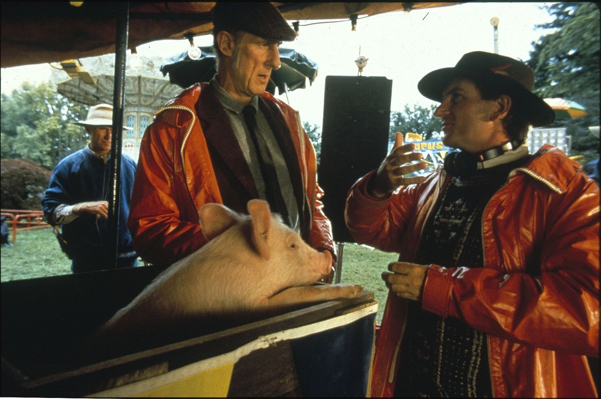 Production photo of Farmer Arthur Hoggett (James Cromwell) and director ...
